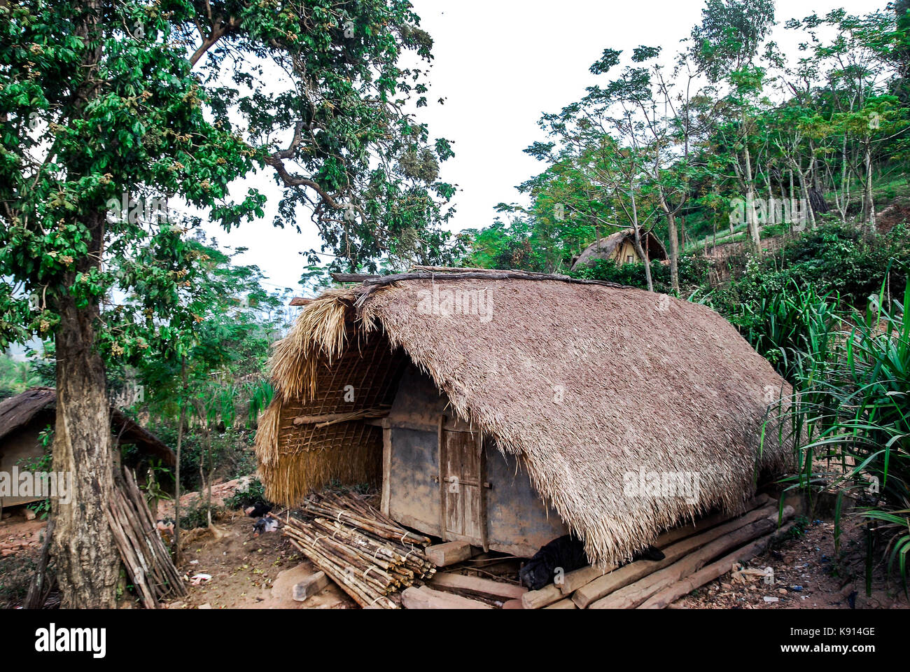 Dongfan, China. 21st Sep, 2017. The Li People dwell in boat-shaped ...