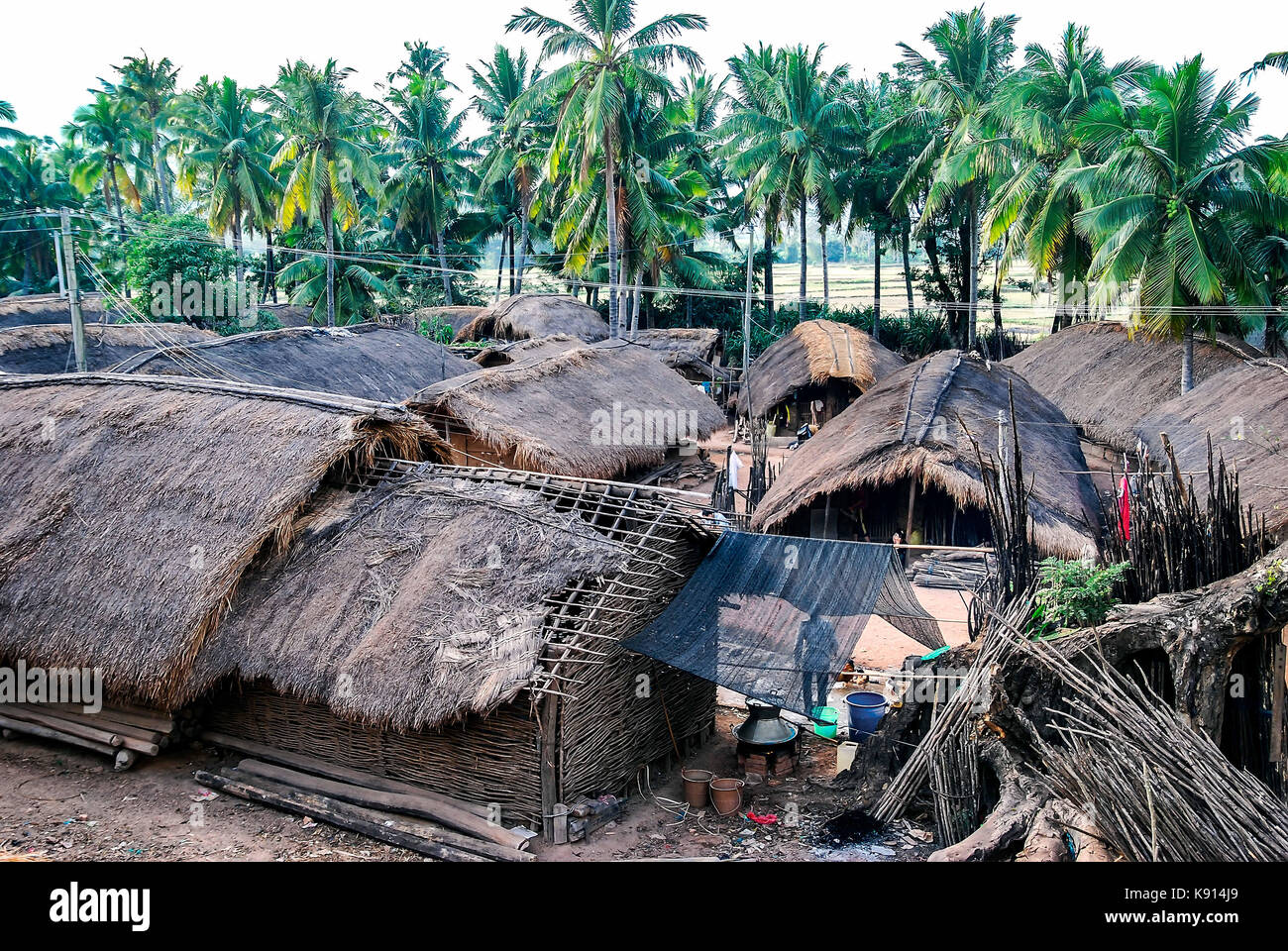 Dongfan, China. 21st Sep, 2017. The Li People dwell in boat-shaped ...