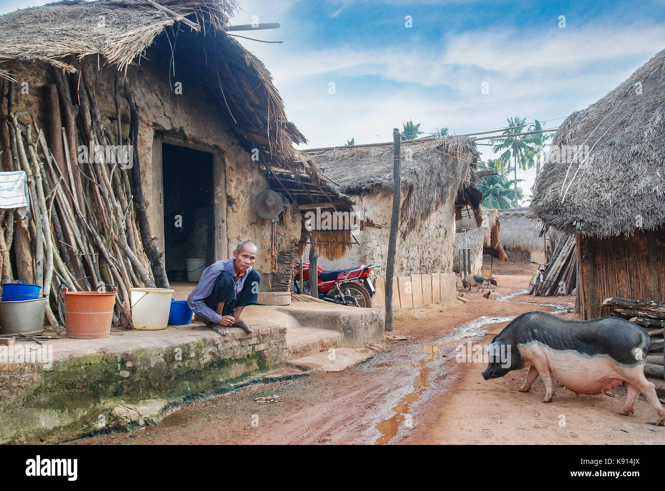 Dongfan, China. 21st Sep, 2017. The Li People dwell in boat-shaped ...