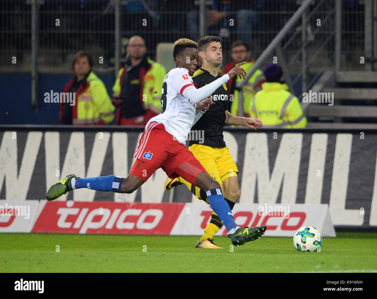 v.l.: Gideon JUNG (HH), Christian PULISIC (DO), Zweikampf, Aktion ...