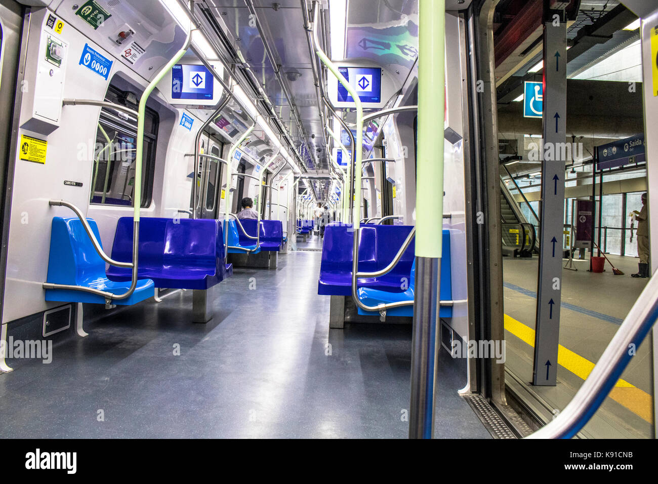 Line 5 lilac hi-res stock photography and images - Alamy