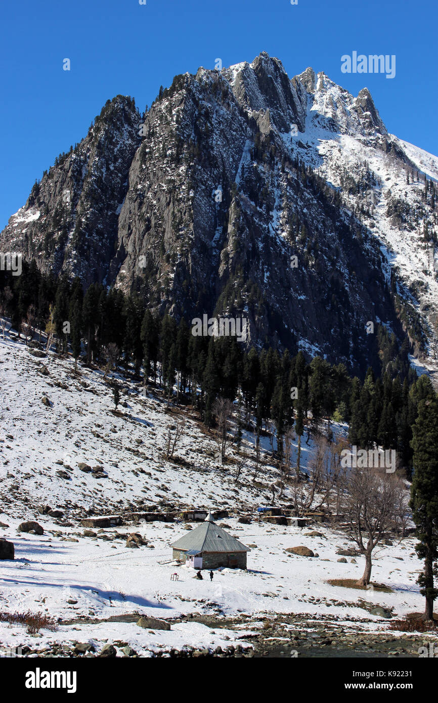 Winter snow mountain valley, Sonmarg in Kashmir, India Stock Photo - Alamy