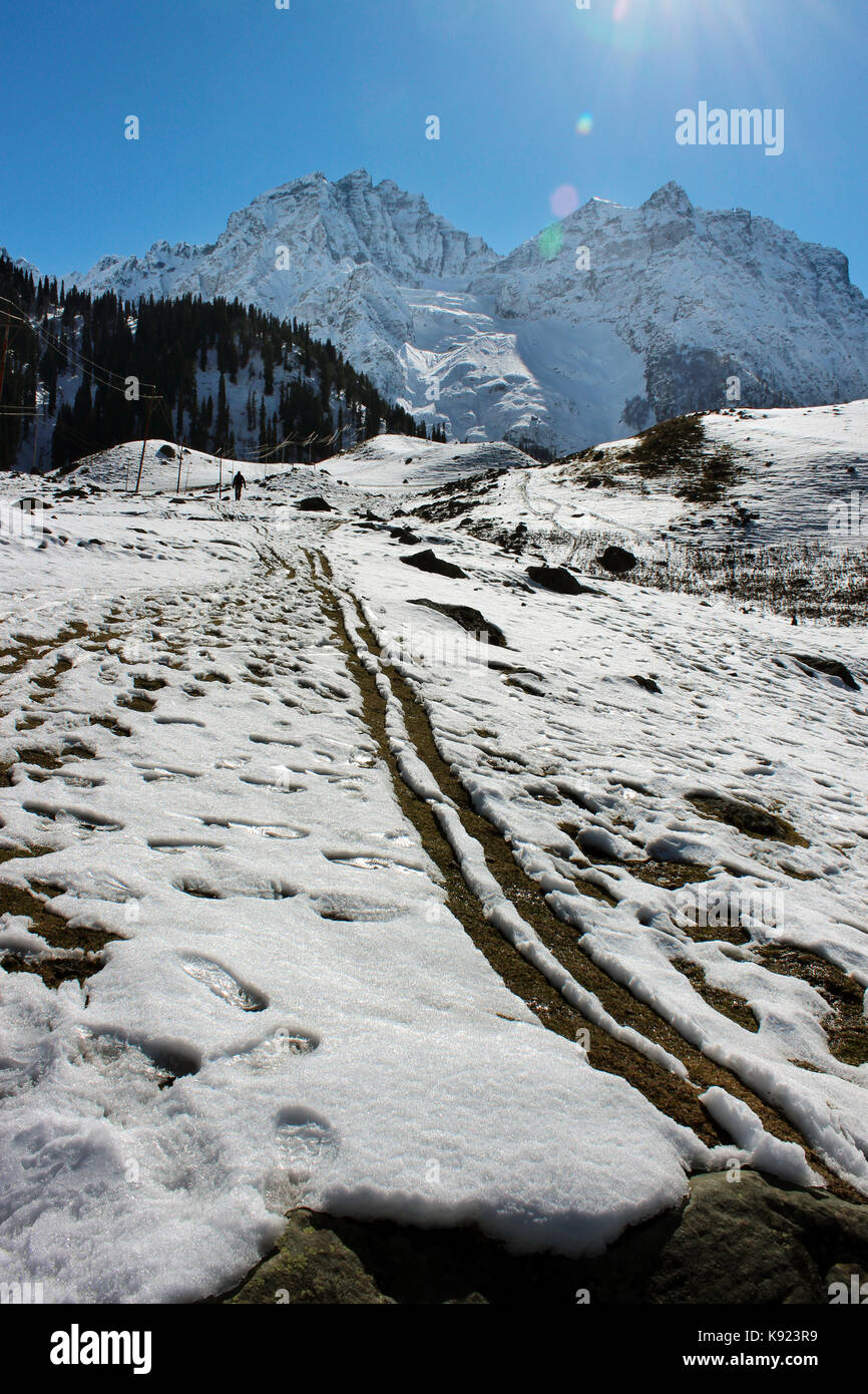 Car track marks on snow hi-res stock photography and images - Alamy