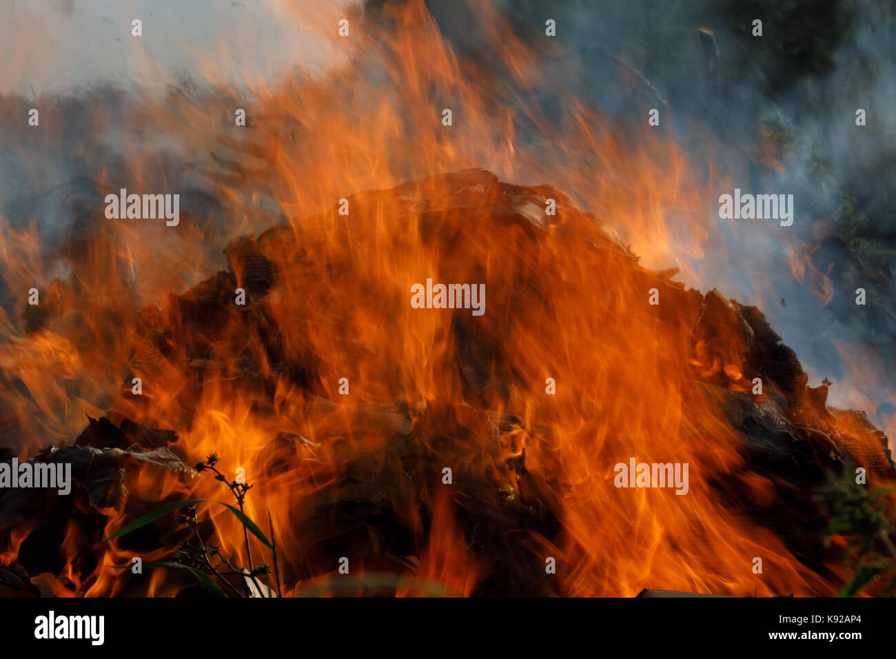 Licking flame hi-res stock photography and images - Alamy