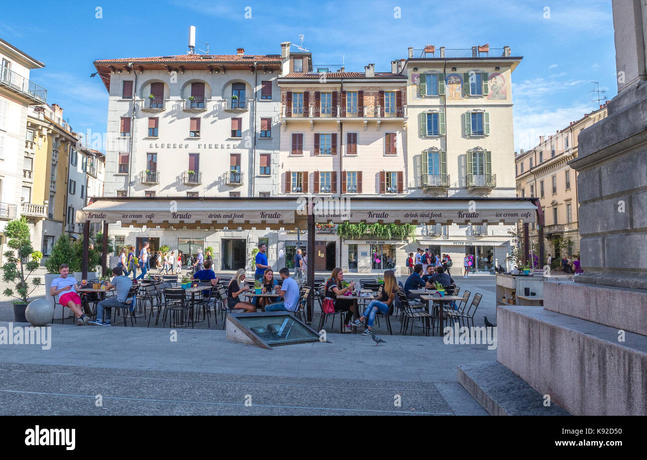Como piazza hi-res stock photography and images - Alamy