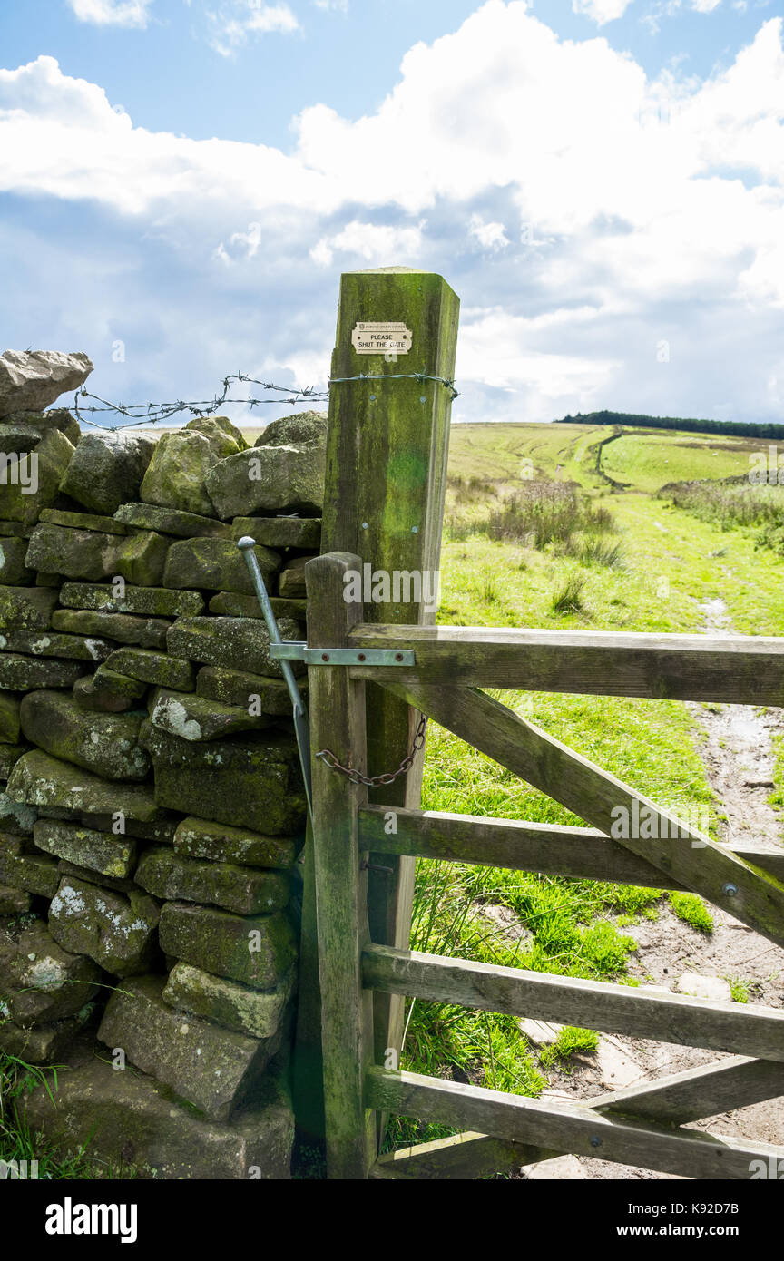 Dry stone wall wooden gate hi-res stock photography and images - Alamy