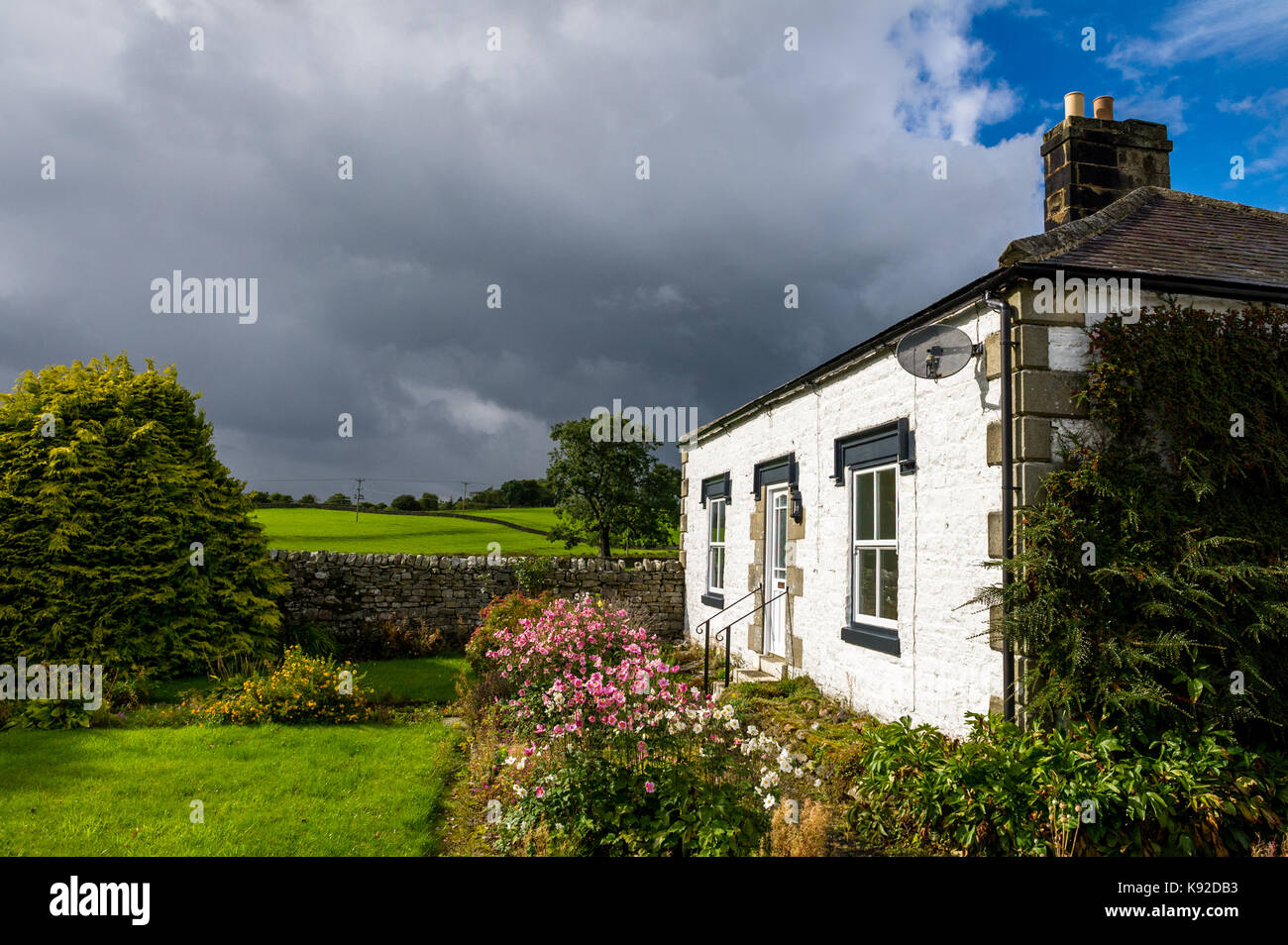 White Stone Cottage Stock Photos & White Stone Cottage Stock Images - Alamy