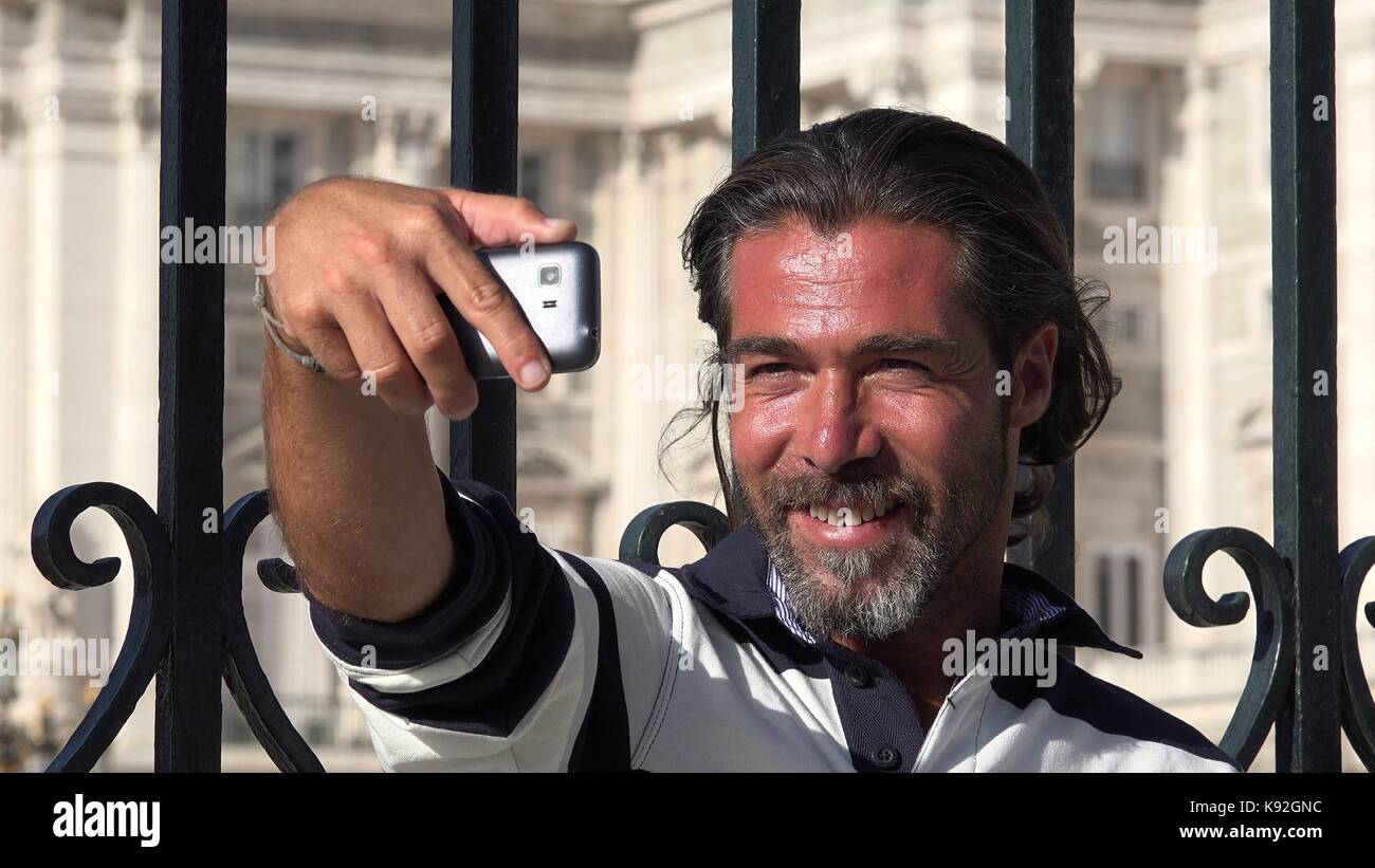 Male photographer looking up hi-res stock photography and images - Alamy