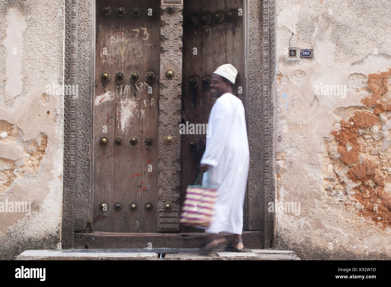 Traditional swahili dress hi-res stock photography and images - Alamy