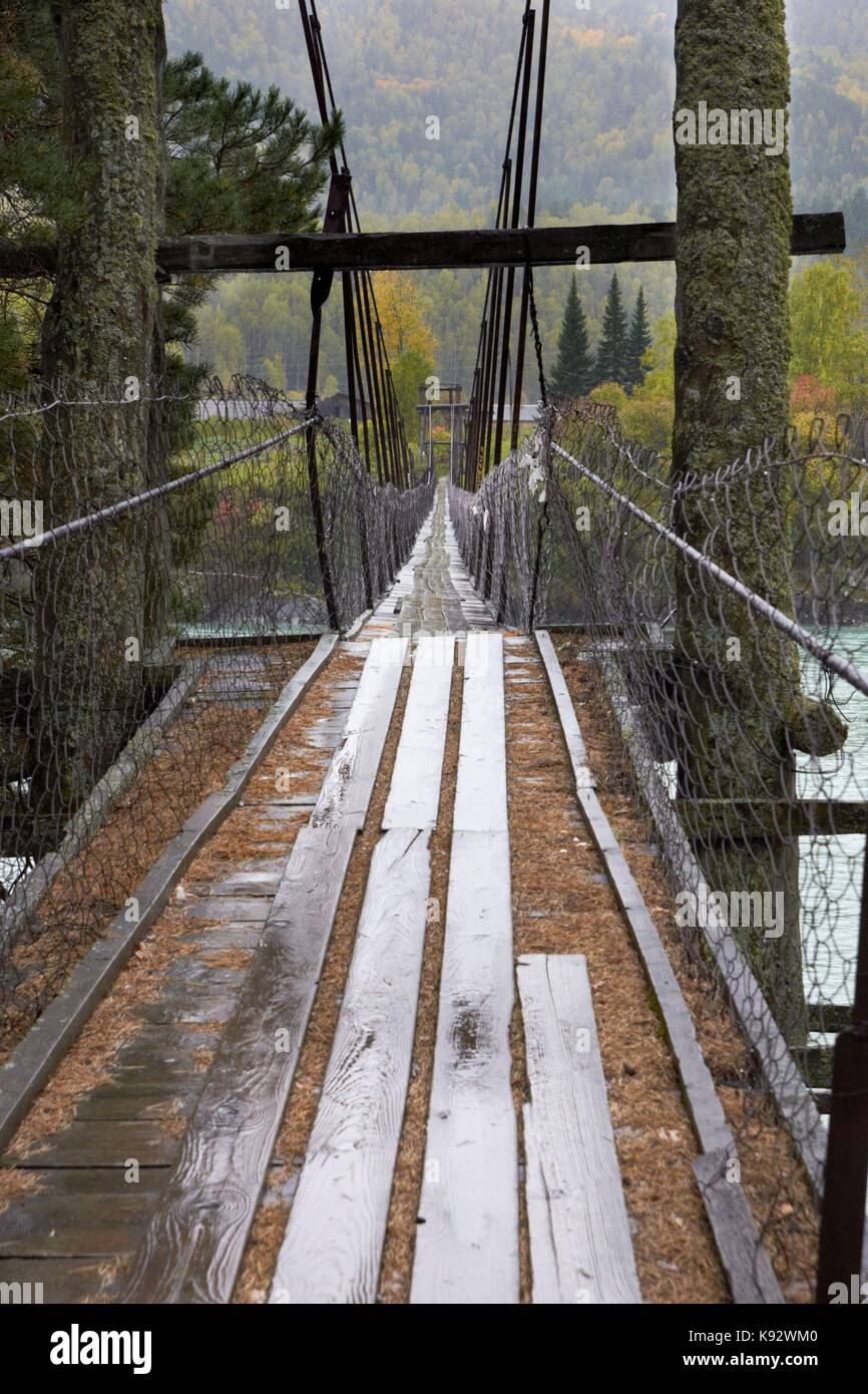 Bridge disappears into mist hi-res stock photography and images - Alamy