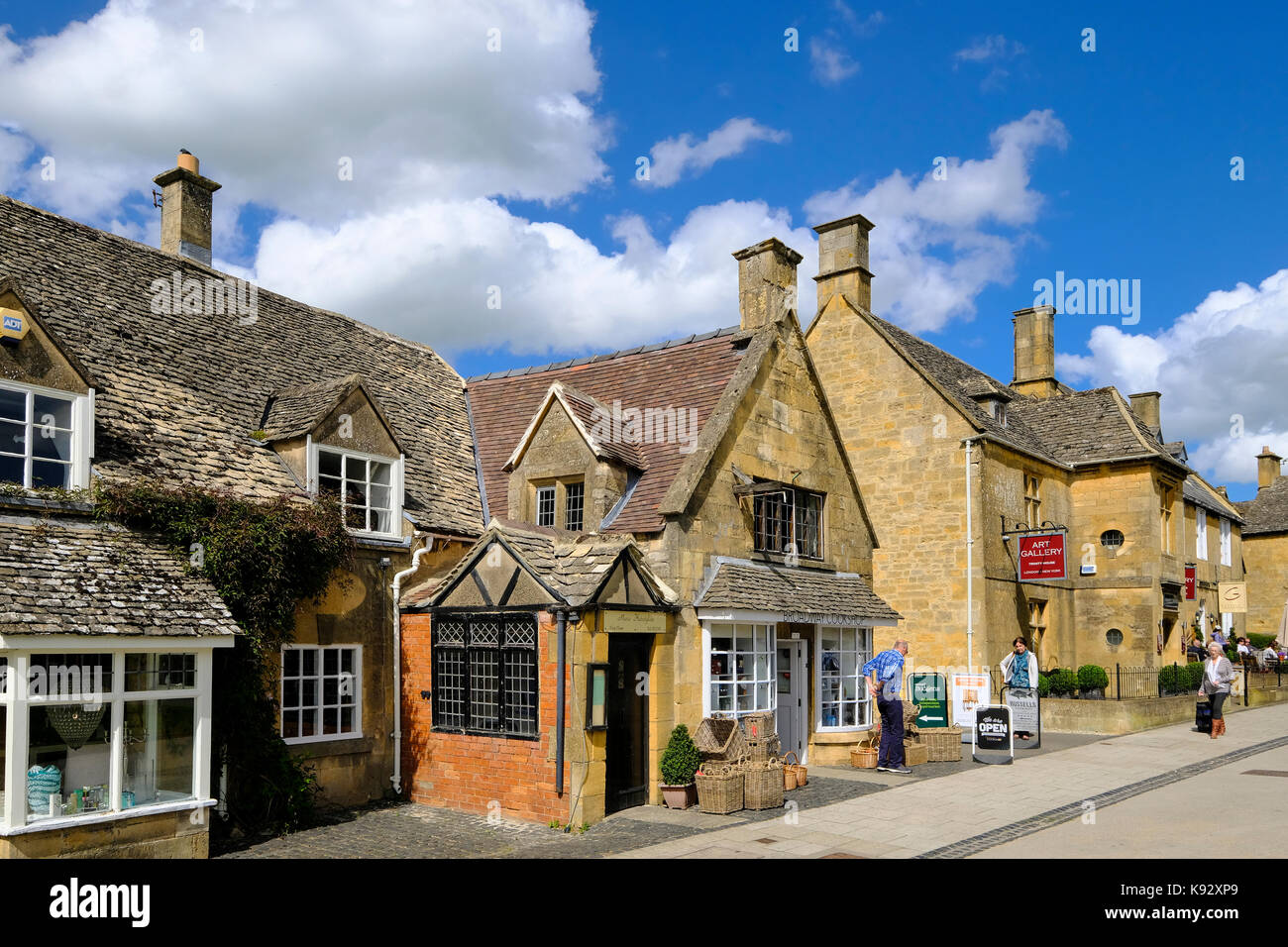 Picturesque high street in the Cotswolds village of Broadway Stock ...