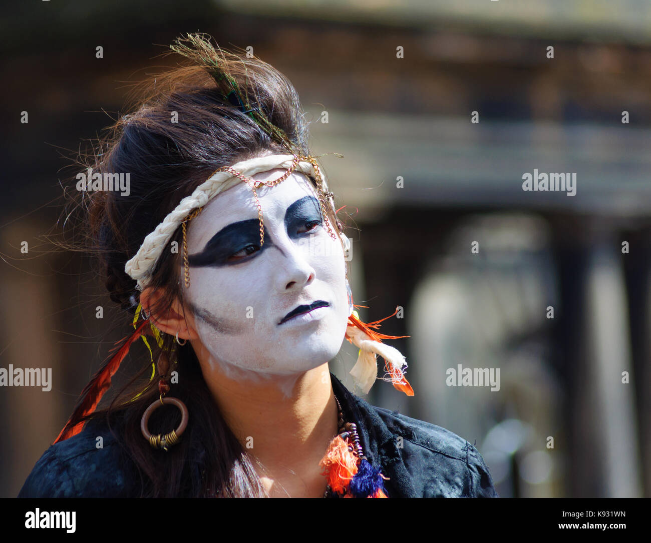 Performer with painted face on the Royal Mile during the Edinburgh ...