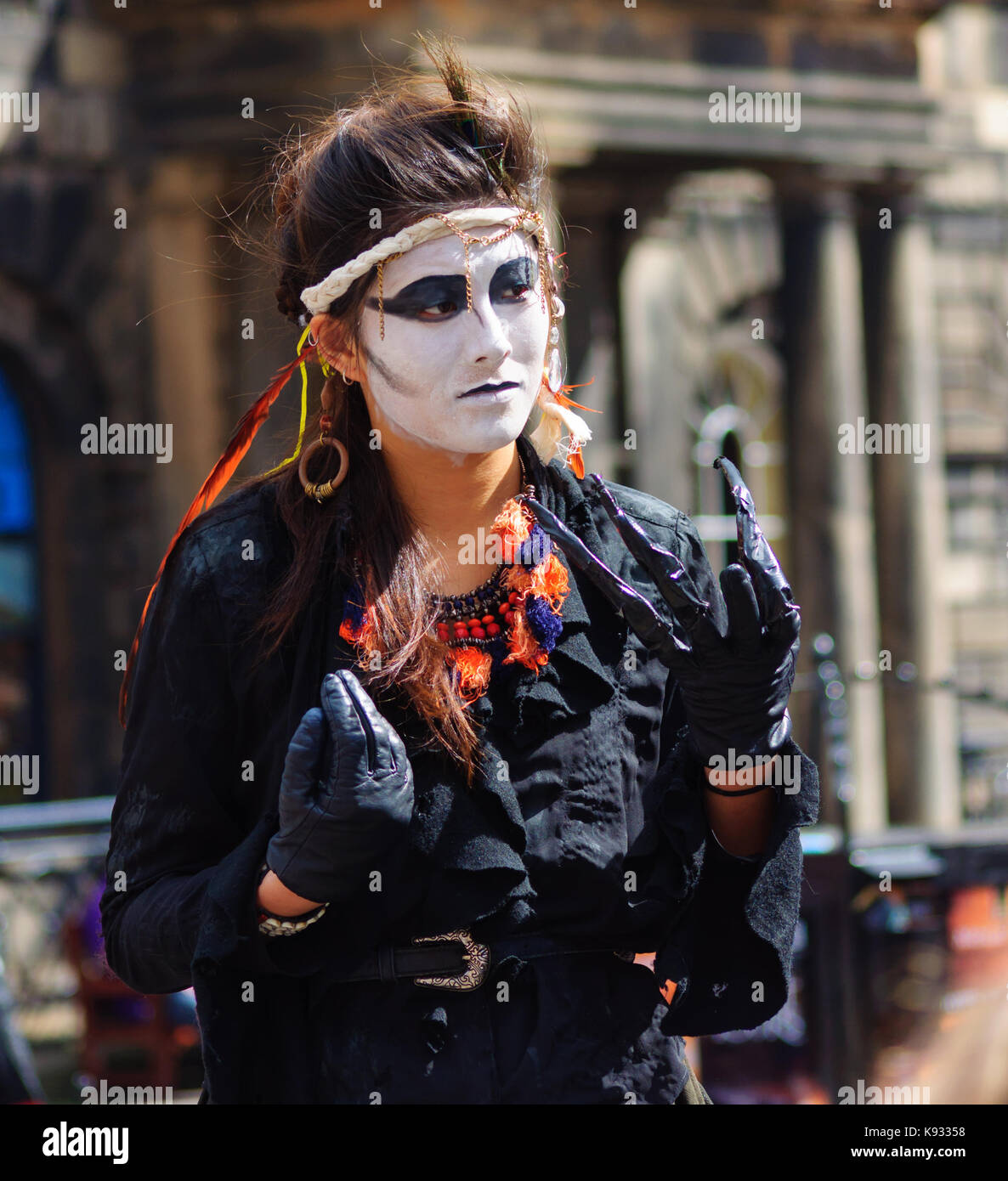 Performer with painted face on the Royal Mile during the Edinburgh ...