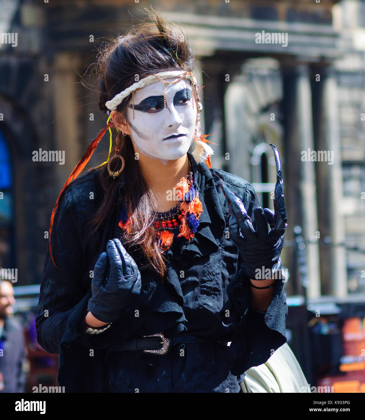 Performer with painted face on the Royal Mile during the Edinburgh ...