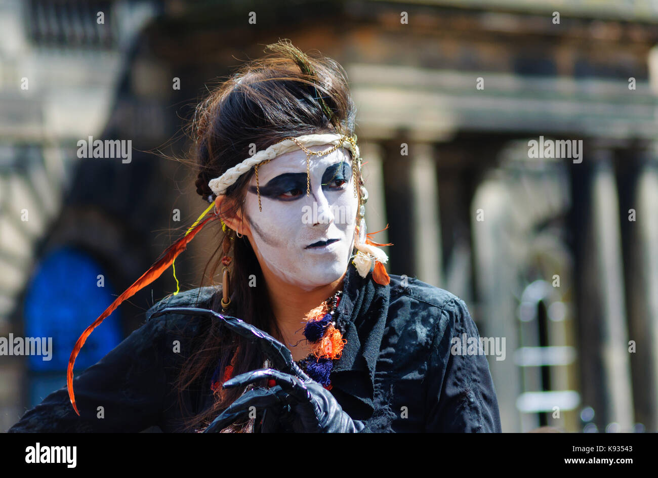 Performer with painted face on the Royal Mile during the Edinburgh ...