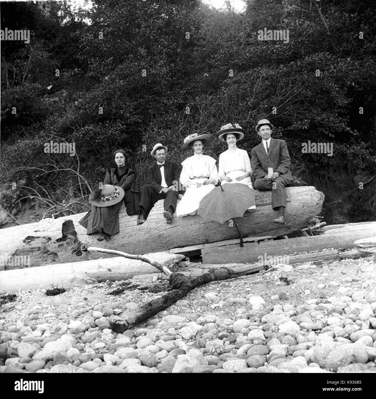 Laura Kiehl, Helen and Inez Bushnell, Mr Jesse, and Mr Ino Midekke ...