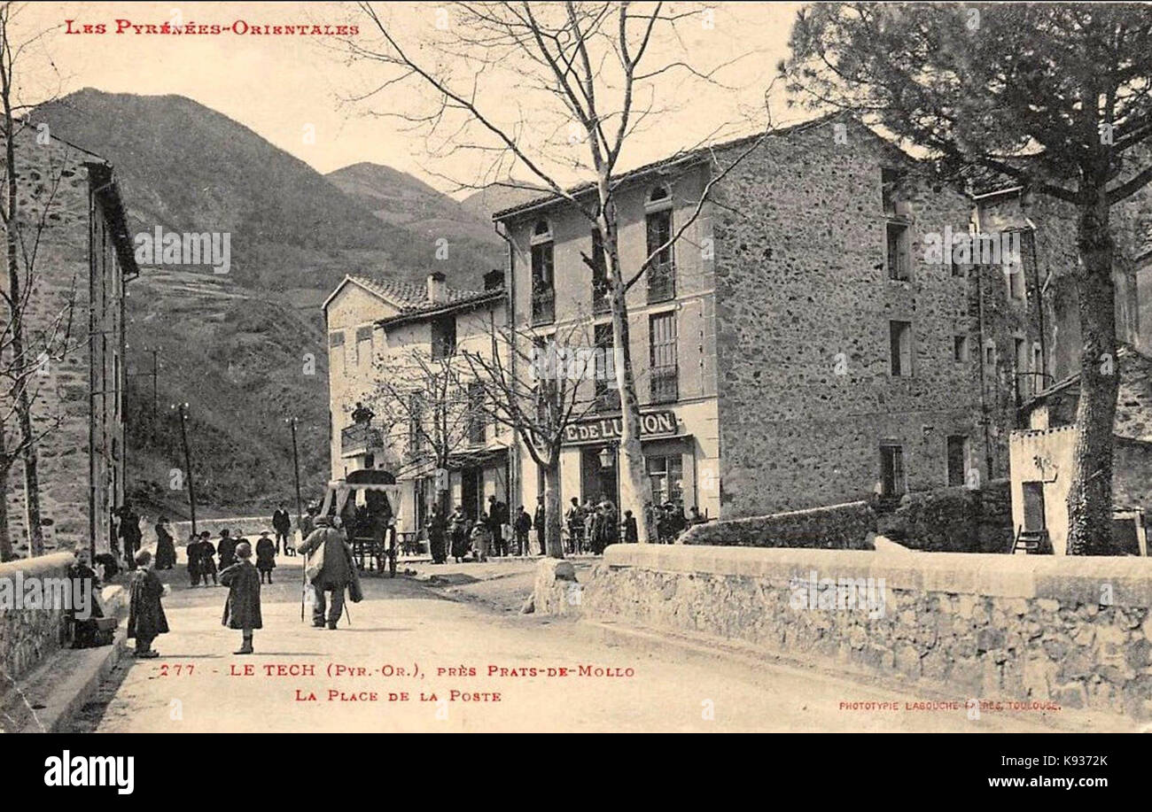 Le Tech La Place de la Poste (CP Labouche Stock Photo - Alamy