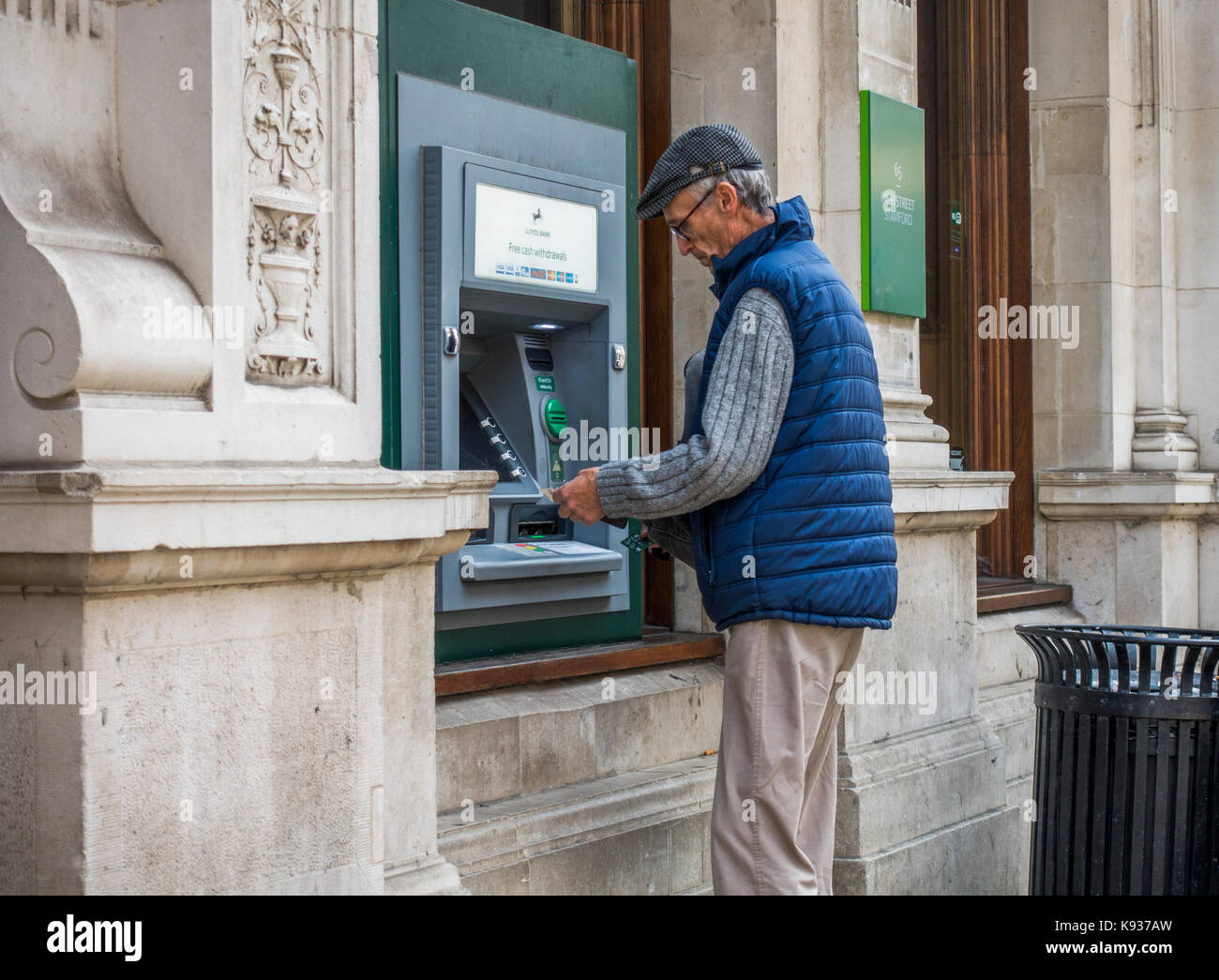 Cash withdrawing hi-res stock photography and images - Alamy