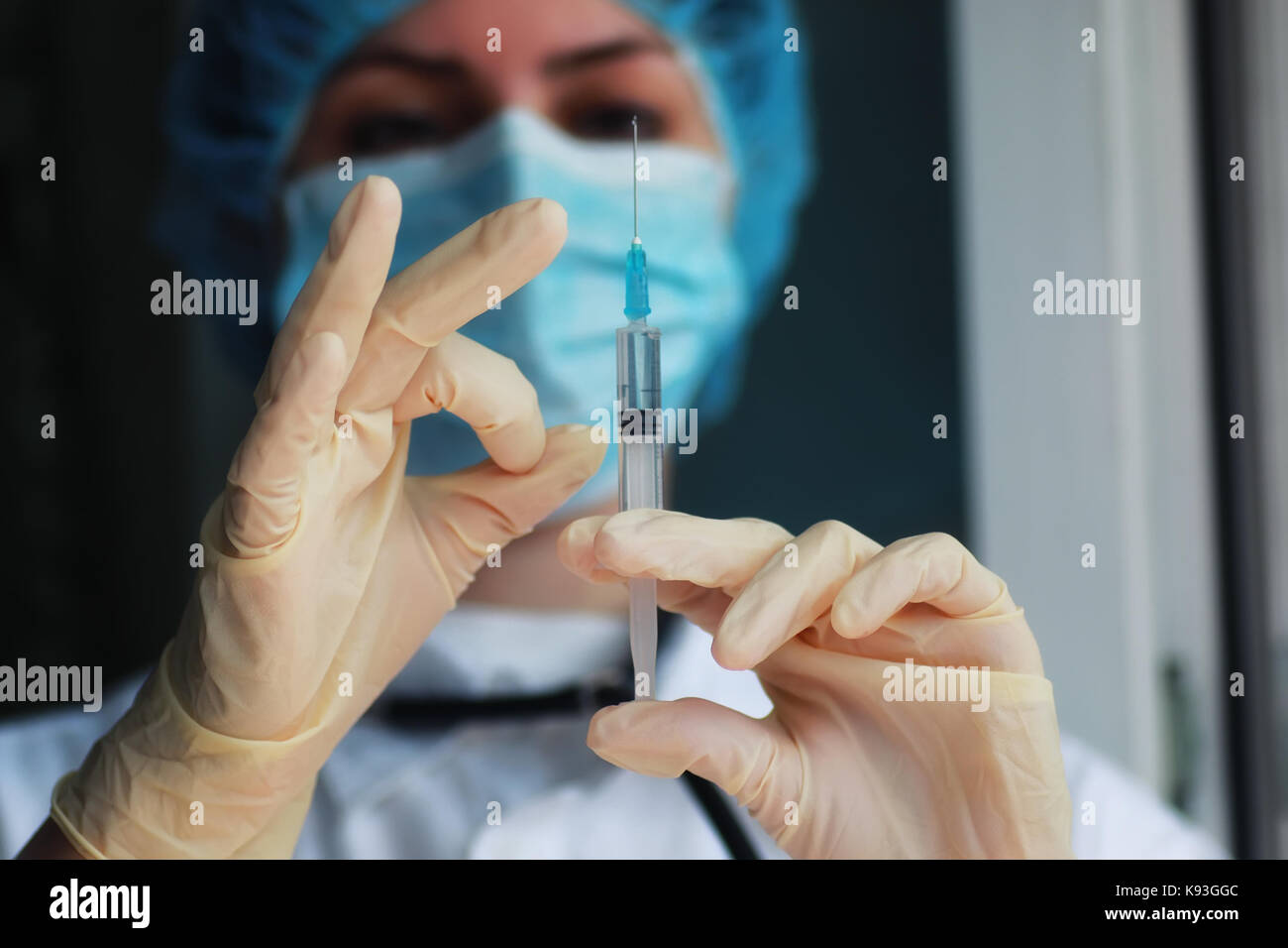 nurse hands holding syringe and ampoule Stock Photo - Alamy