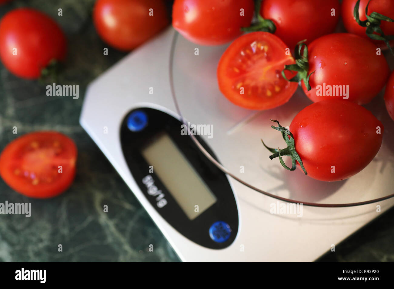 Tomato on weighing scale hi-res stock photography and images - Alamy