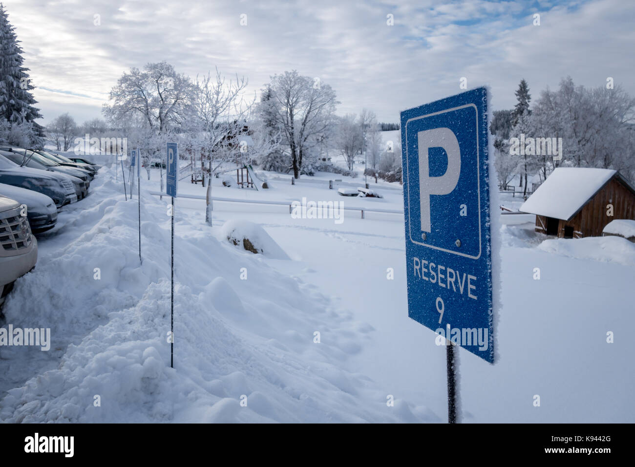 Parking sign with blue sky and clouds and snow Stock Photo - Alamy