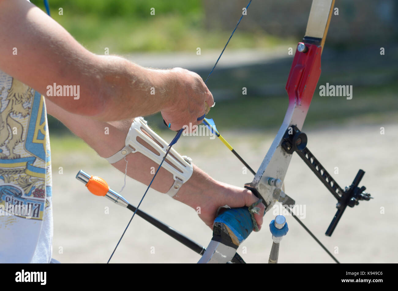 An archer’s hand pulling the string back of a bow Stock Photo - Alamy