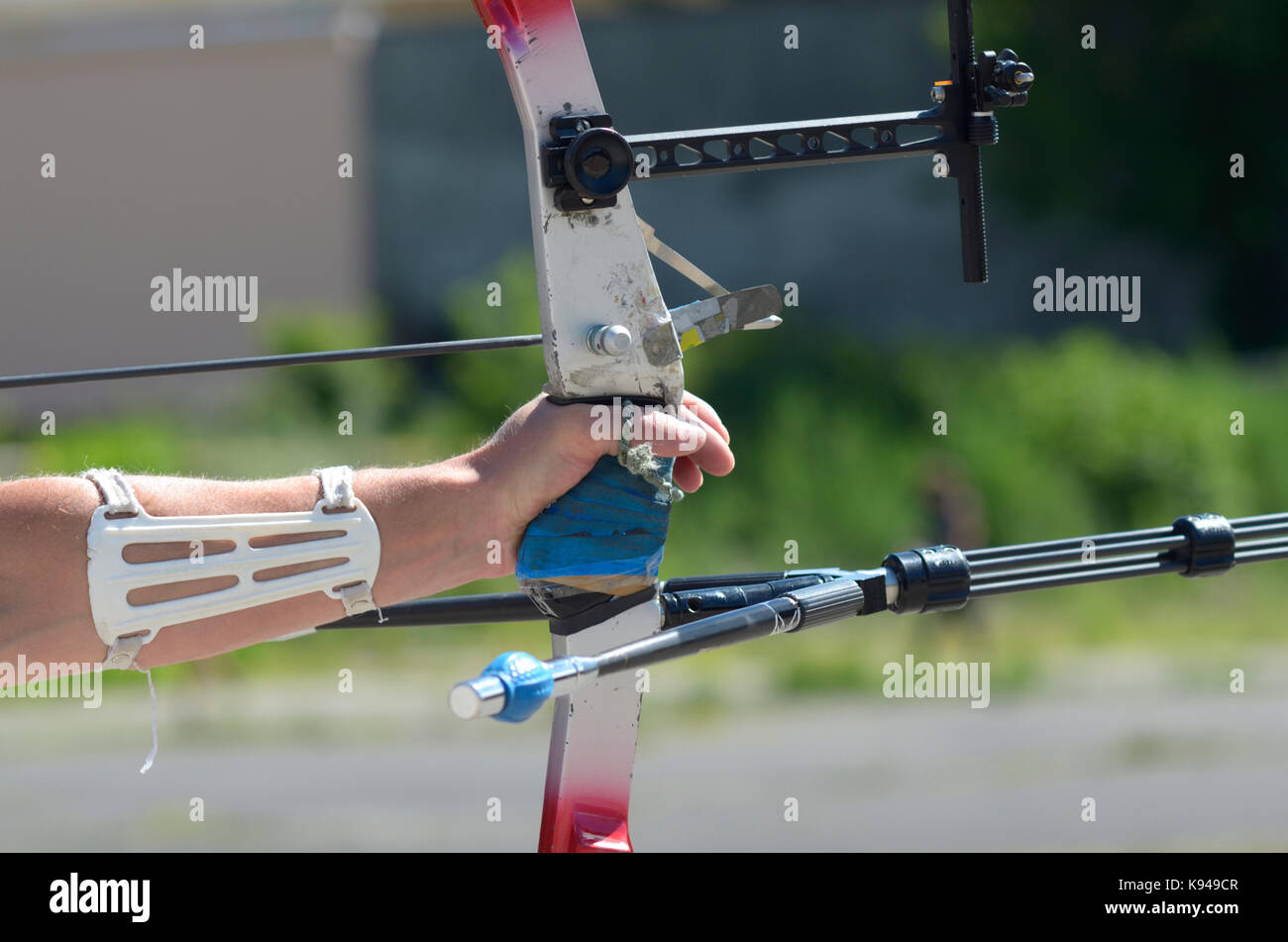 An archer’s hand pulling the string back of a bow Stock Photo - Alamy