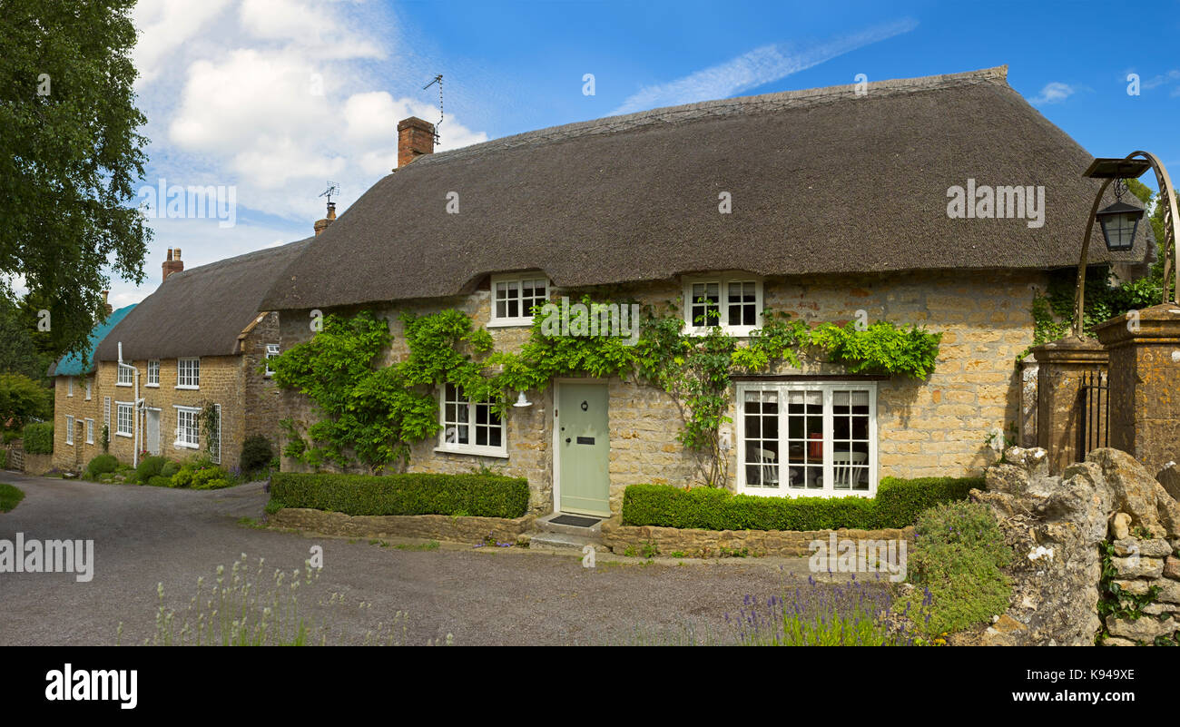 Stone cottage thatched roof hi-res stock photography and images - Alamy