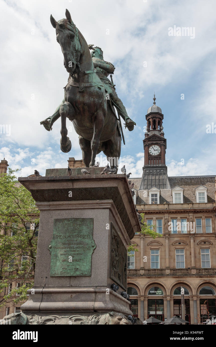 Statue in city square leeds hi-res stock photography and images - Alamy