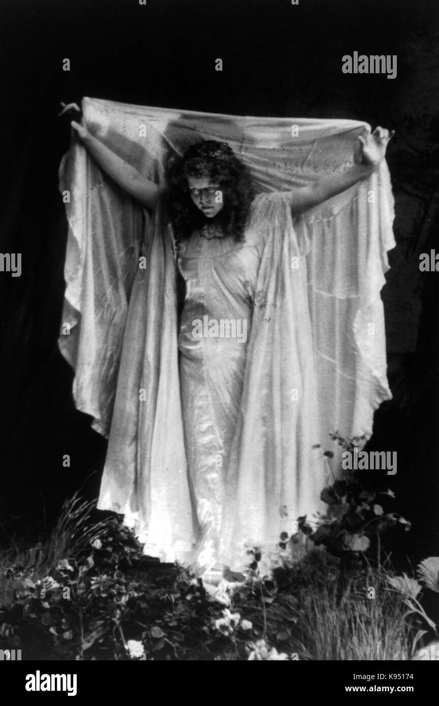 Loie Fuller cph.3b10784 Stock Photo - Alamy