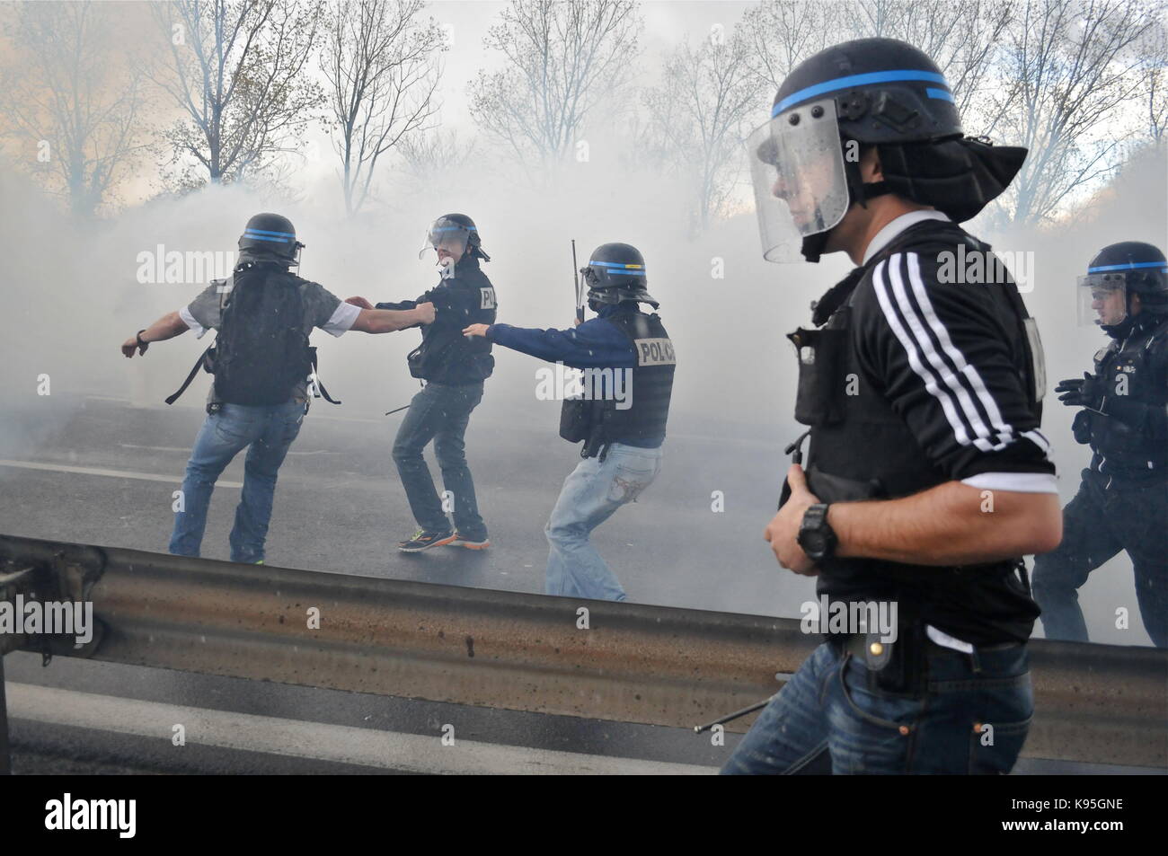 Violent riots occur on the occasion of Manuel Valls visit in Vaulx-en ...