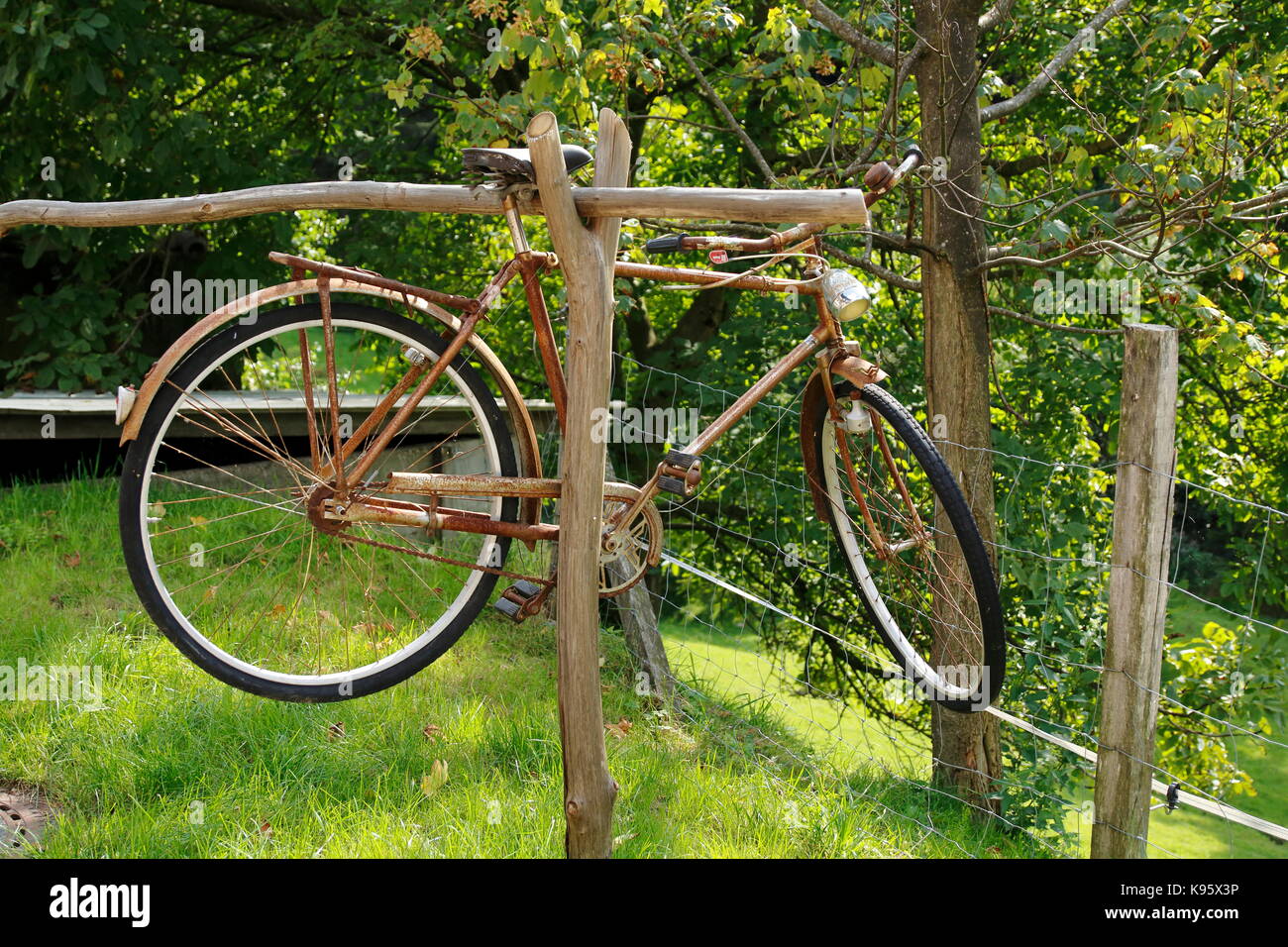 Altes rad holz hi-res stock photography and images - Alamy