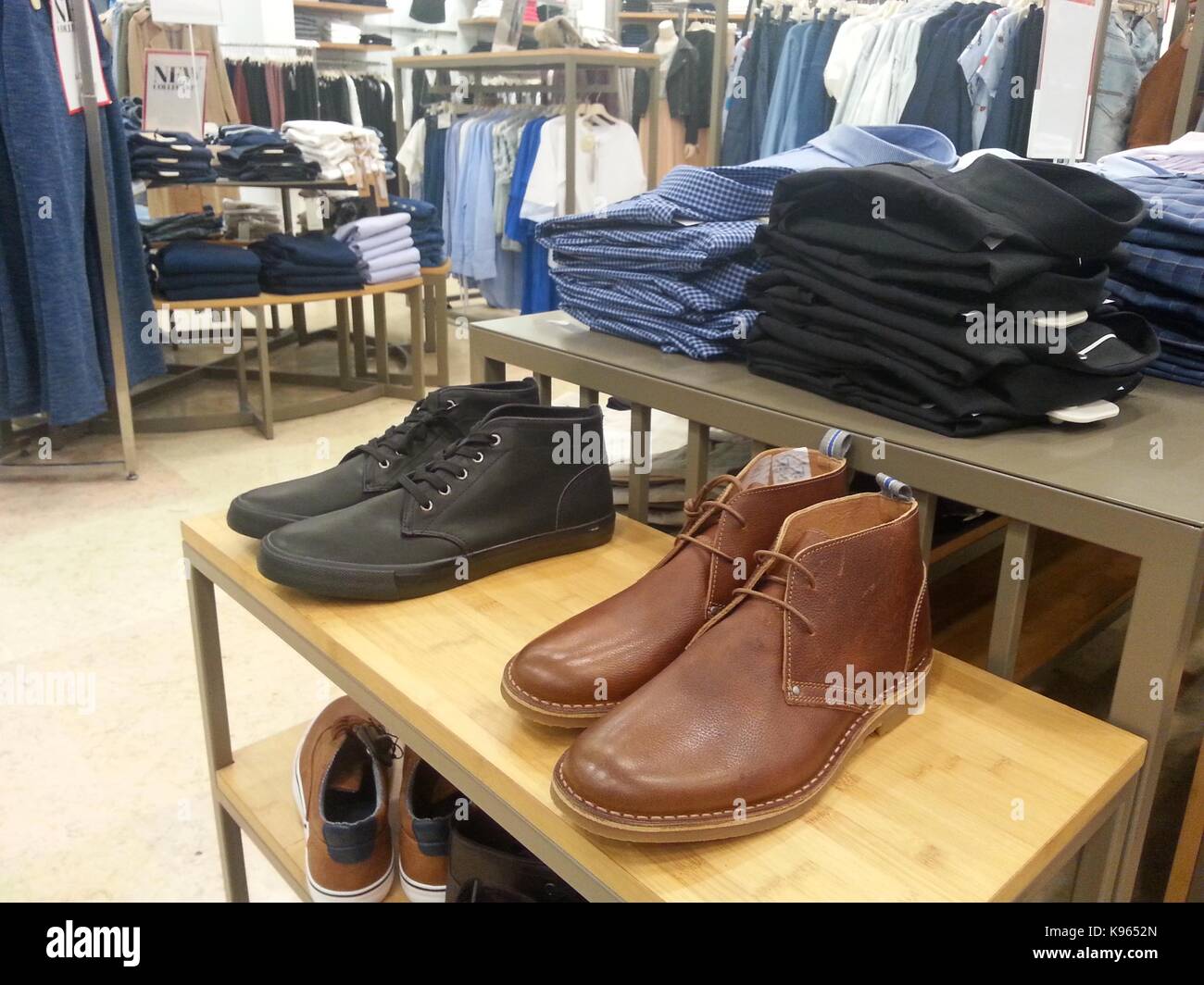 Storefronts with clothes rack hi-res stock photography and images - Alamy