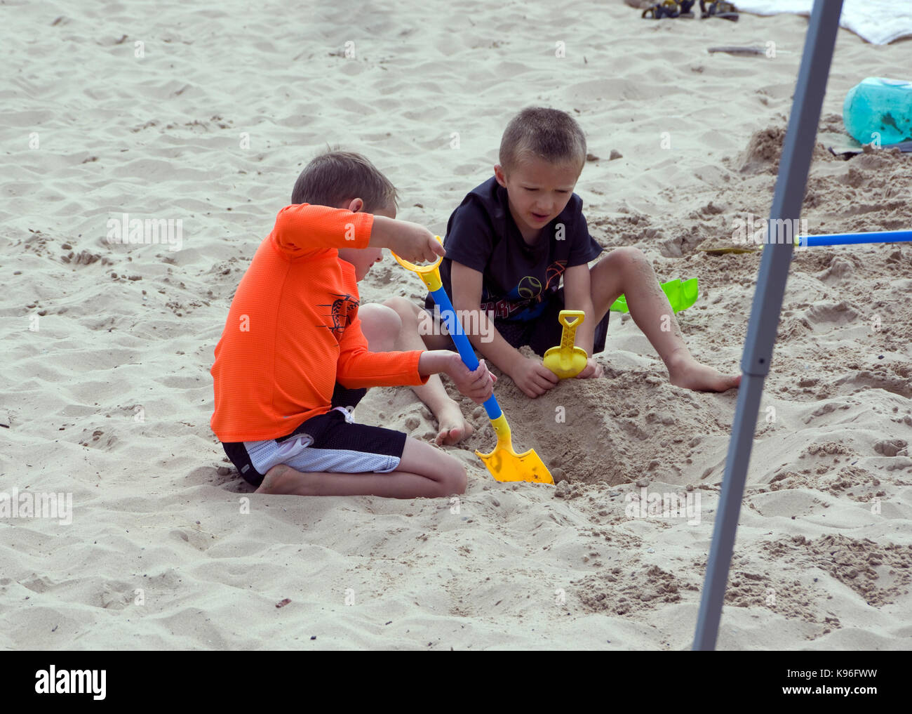 Children digging hole hi-res stock photography and images - Alamy