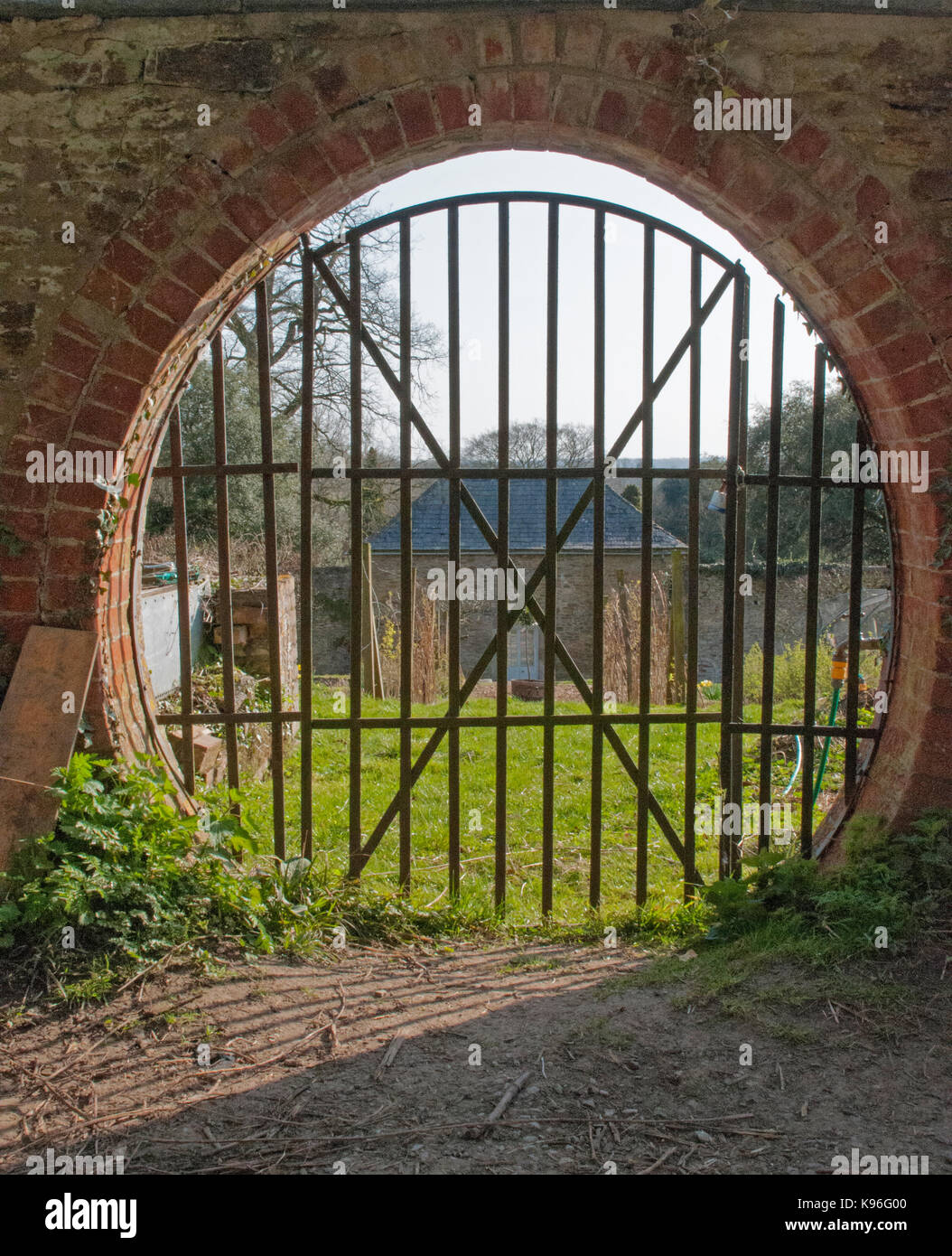 Garden gate arch hi-res stock photography and images - Alamy