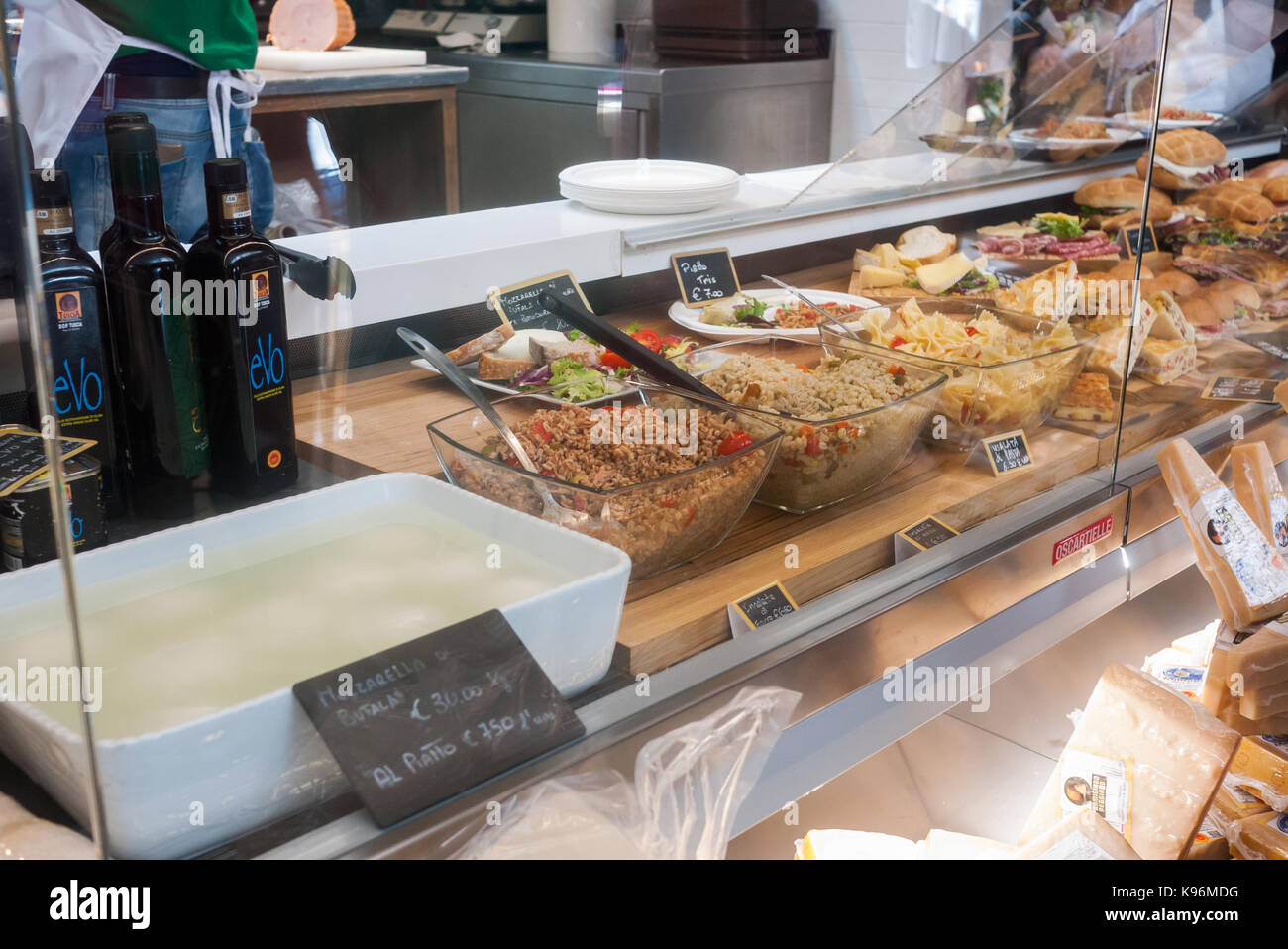 Rome, Mercato Centrale - Shop selling pasta and salads Stock Photo - Alamy