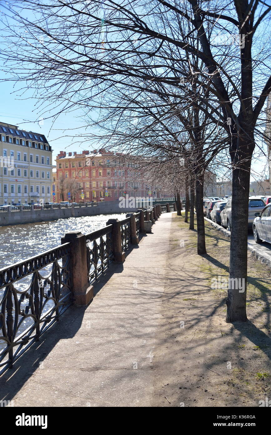 Embankment cast iron fence hi-res stock photography and images - Alamy