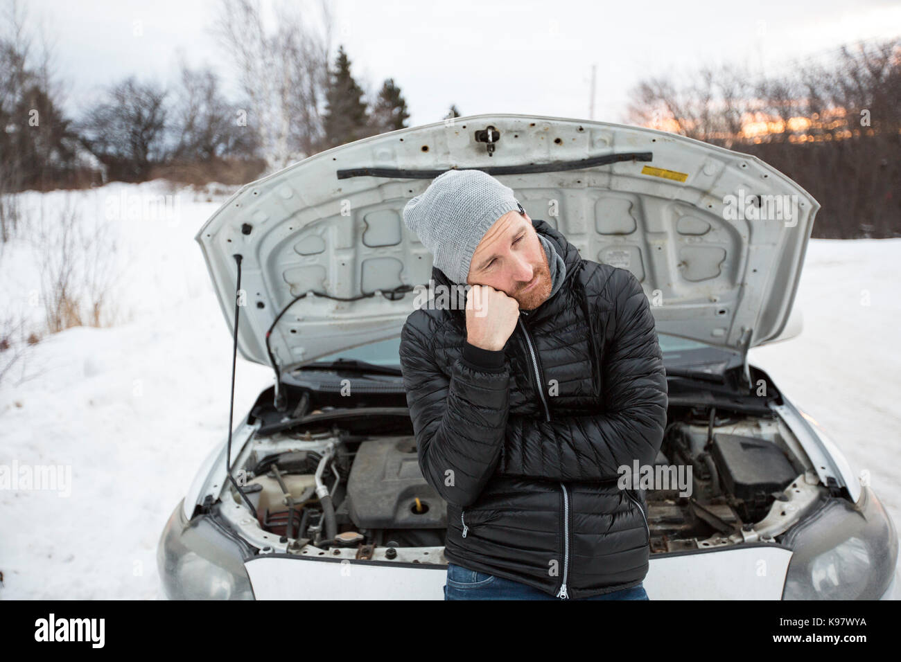 Broken down car winter hi-res stock photography and images - Alamy