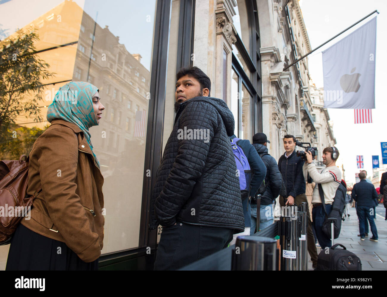 Apple store people queue hi-res stock photography and images - Alamy