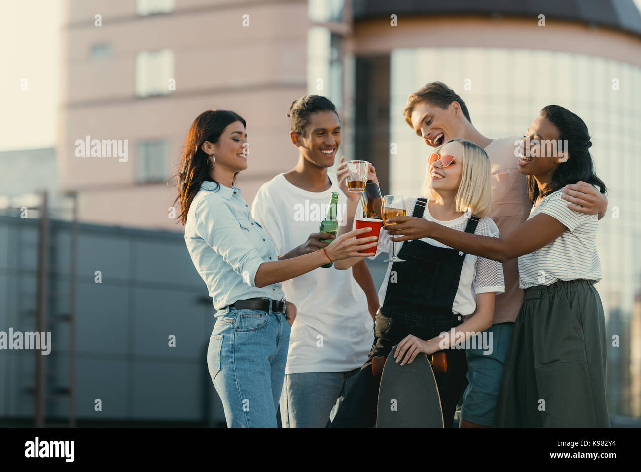 Group of students drinking alcohol hi-res stock photography and images ...