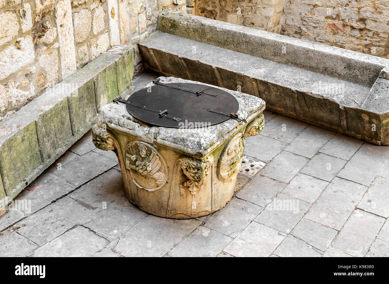 Well castle hi-res stock photography and images - Alamy