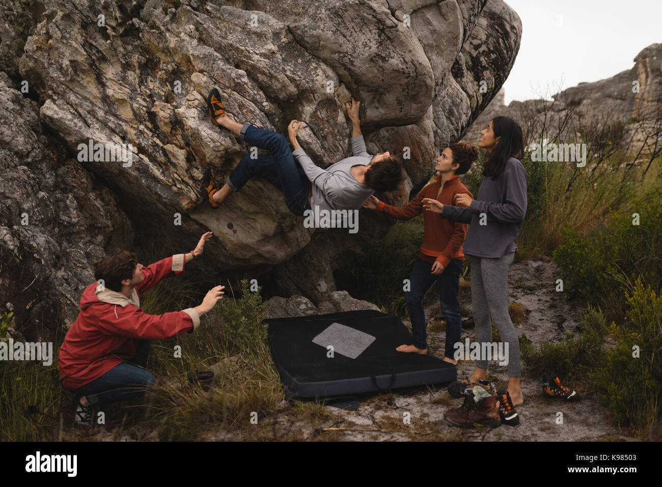 Friends climbing rock hi-res stock photography and images - Alamy