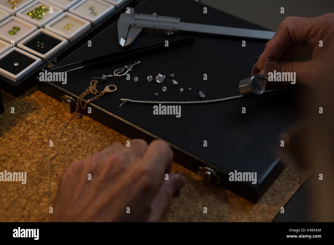 Diamond magnifying glass hi-res stock photography and images - Alamy