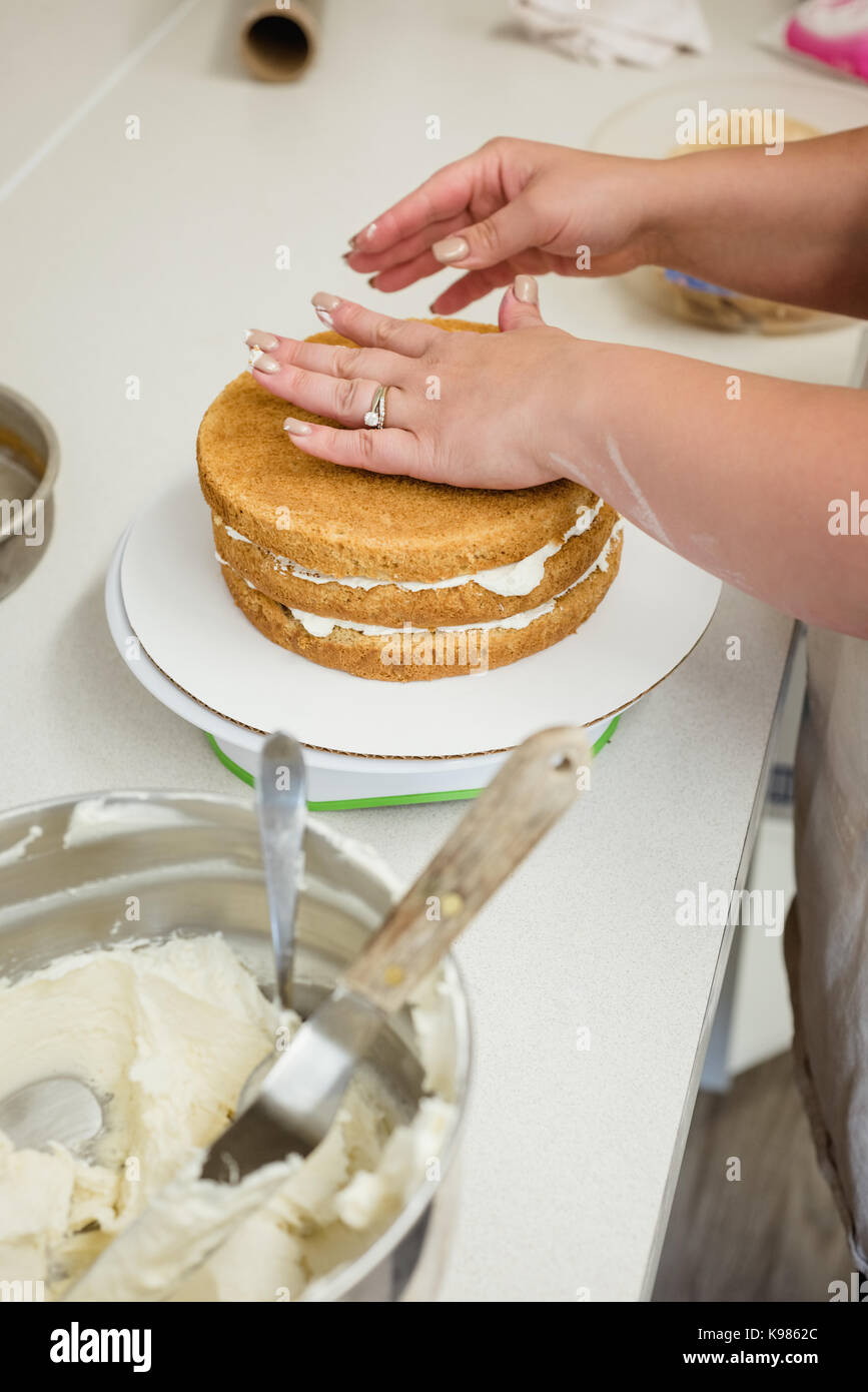 Woman preparing cake in kitchen at home Stock Photo - Alamy