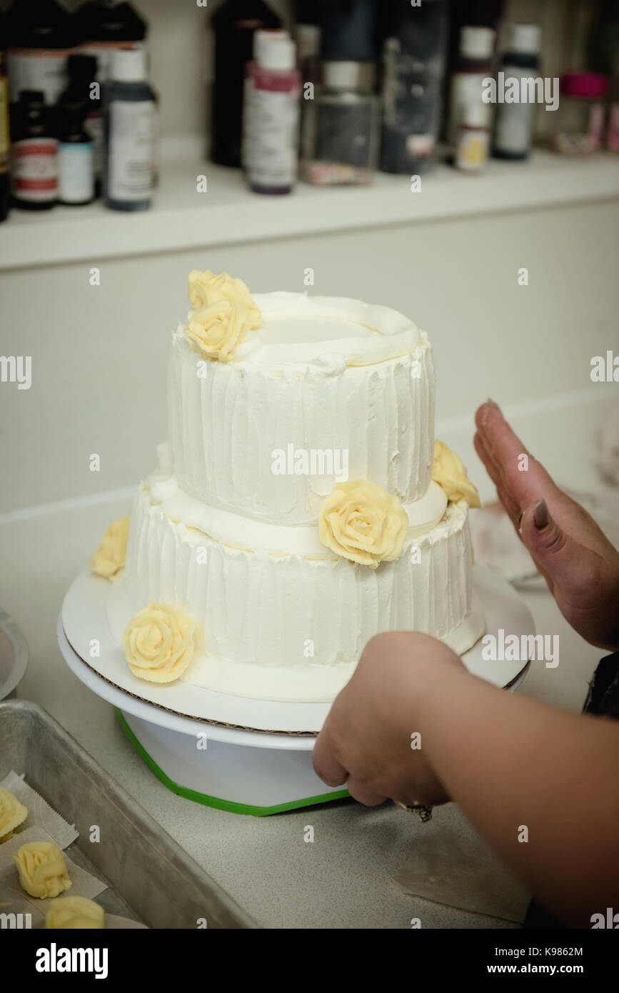 Woman preparing cake in kitchen at home Stock Photo - Alamy
