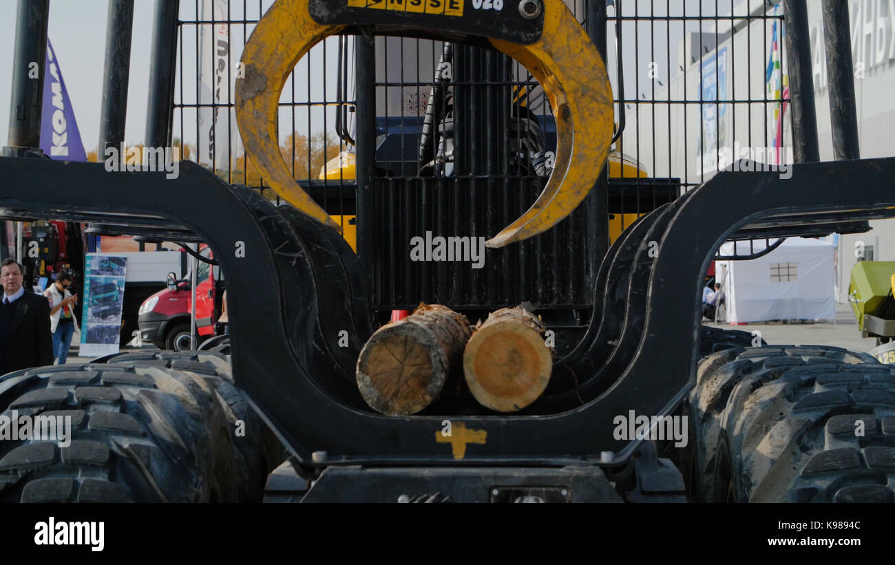 Heavy equipment loading with clipper cut logs. Large log loader and ...