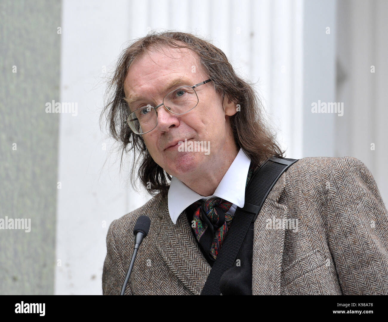 Chair english heritage blue plaque panel hi-res stock photography and ...