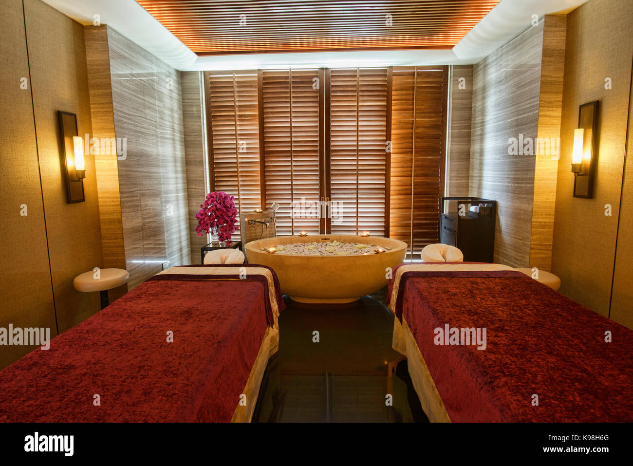 Spa treatment room hi-res stock photography and images - Alamy