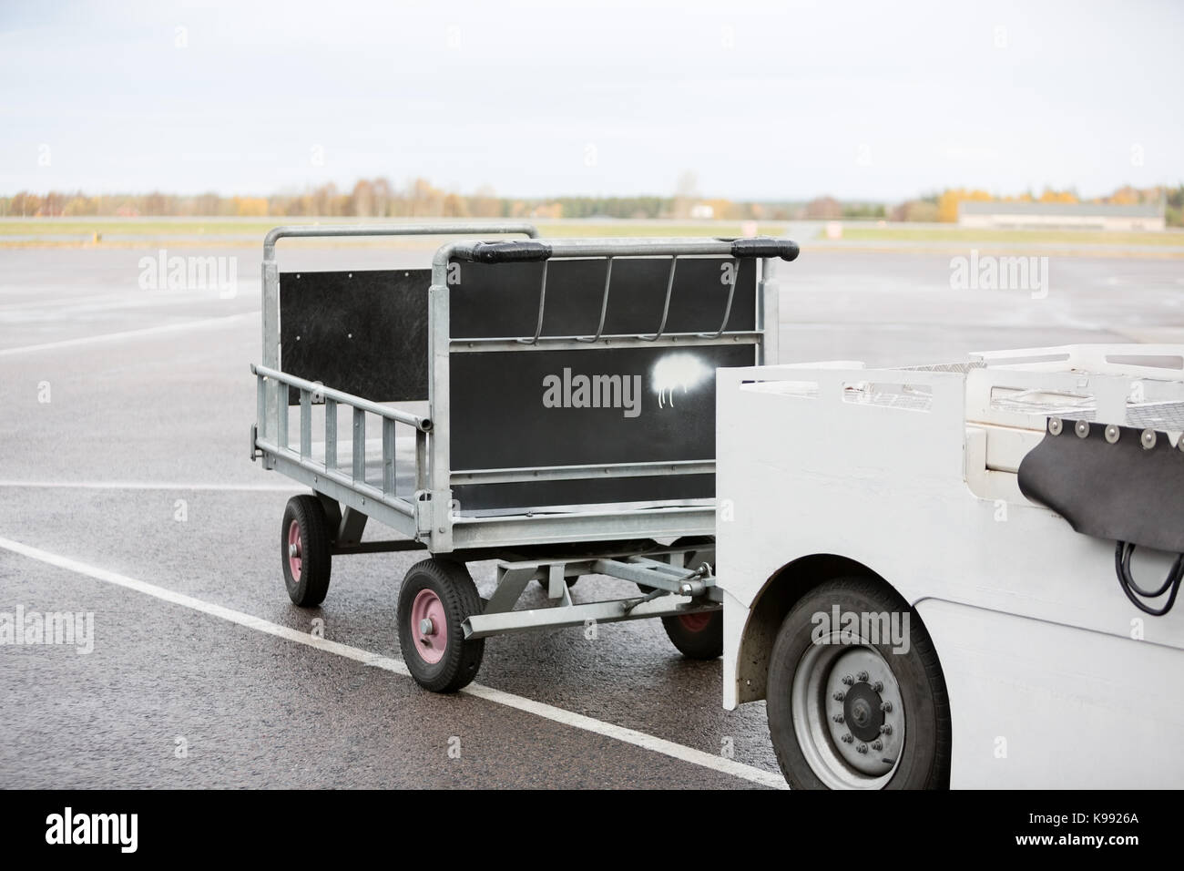 Airport towing vehicle hi-res stock photography and images - Alamy