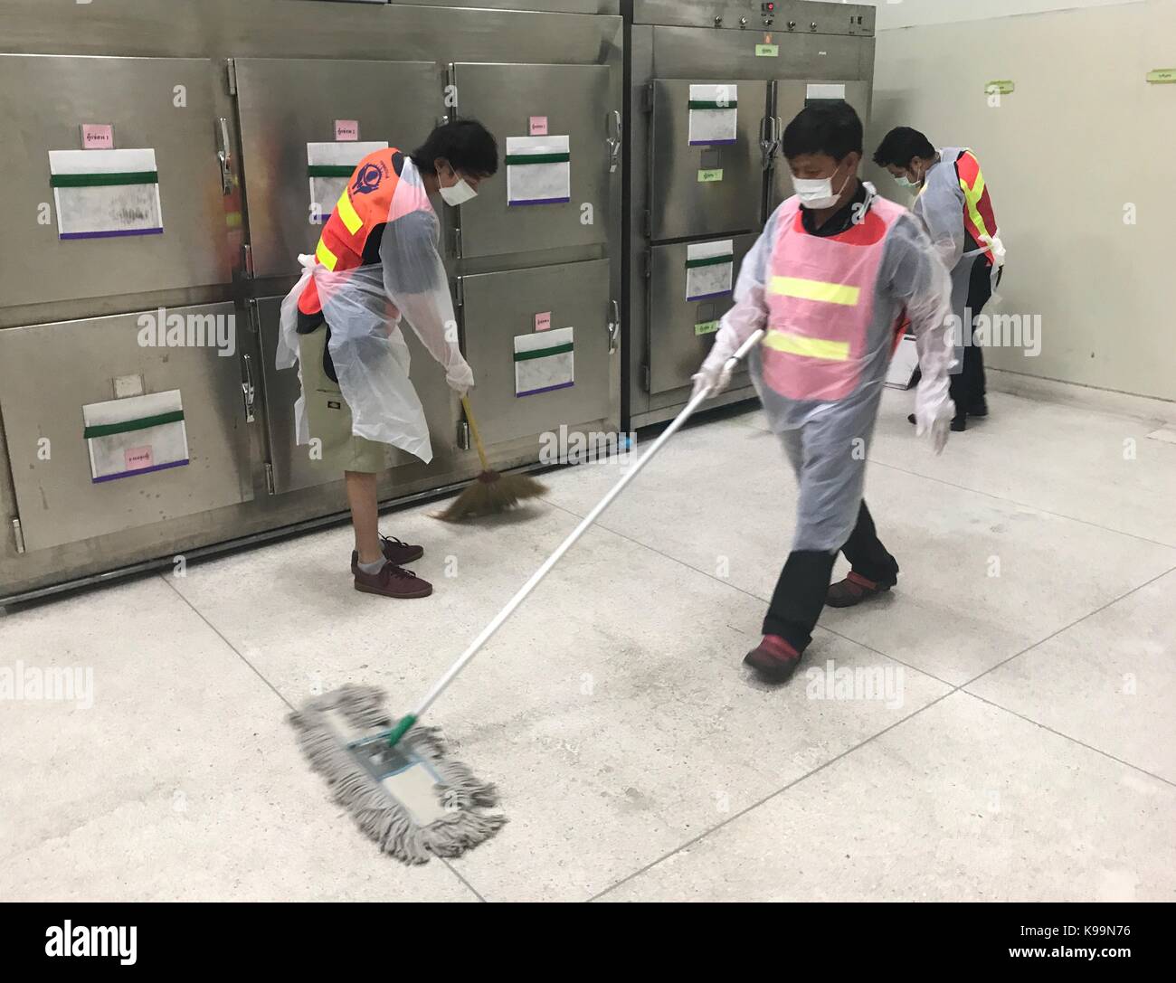 Bangkok, Thailand. 13th Sep, 2017. Traffic offenders cleaning in the ...